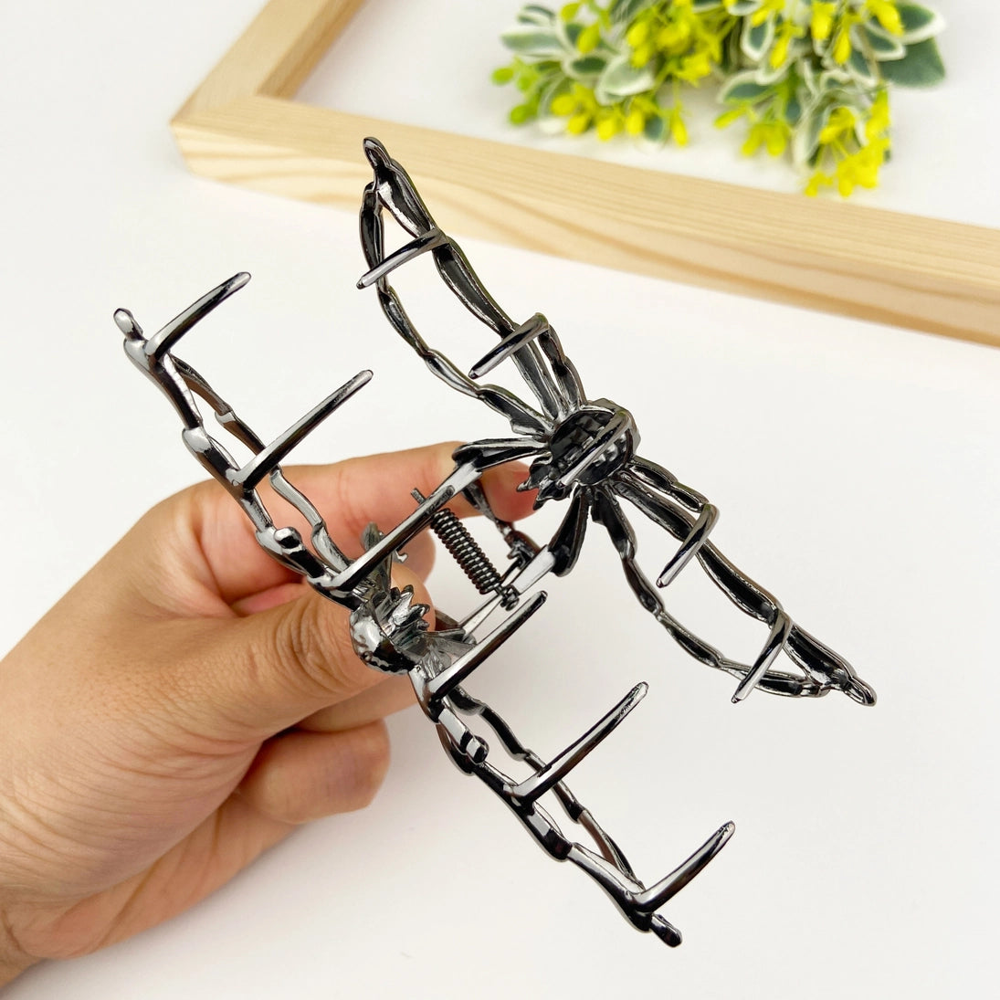 Black Spider Claw Clip – TELUS Spark Store
